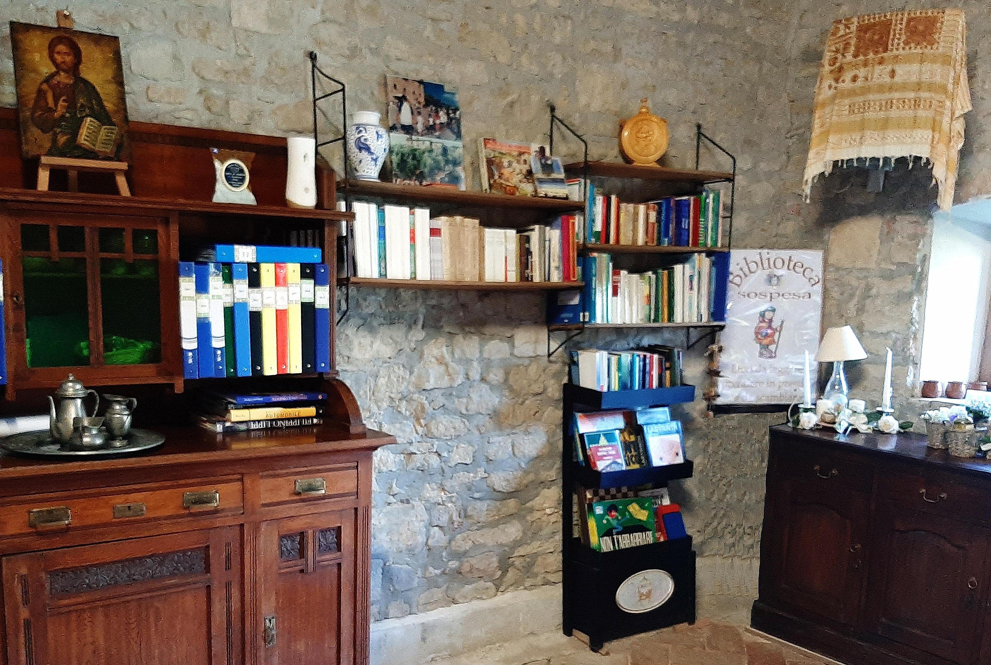 Suspended Library - Uzzano (PT) - QualcosaDaFare.it